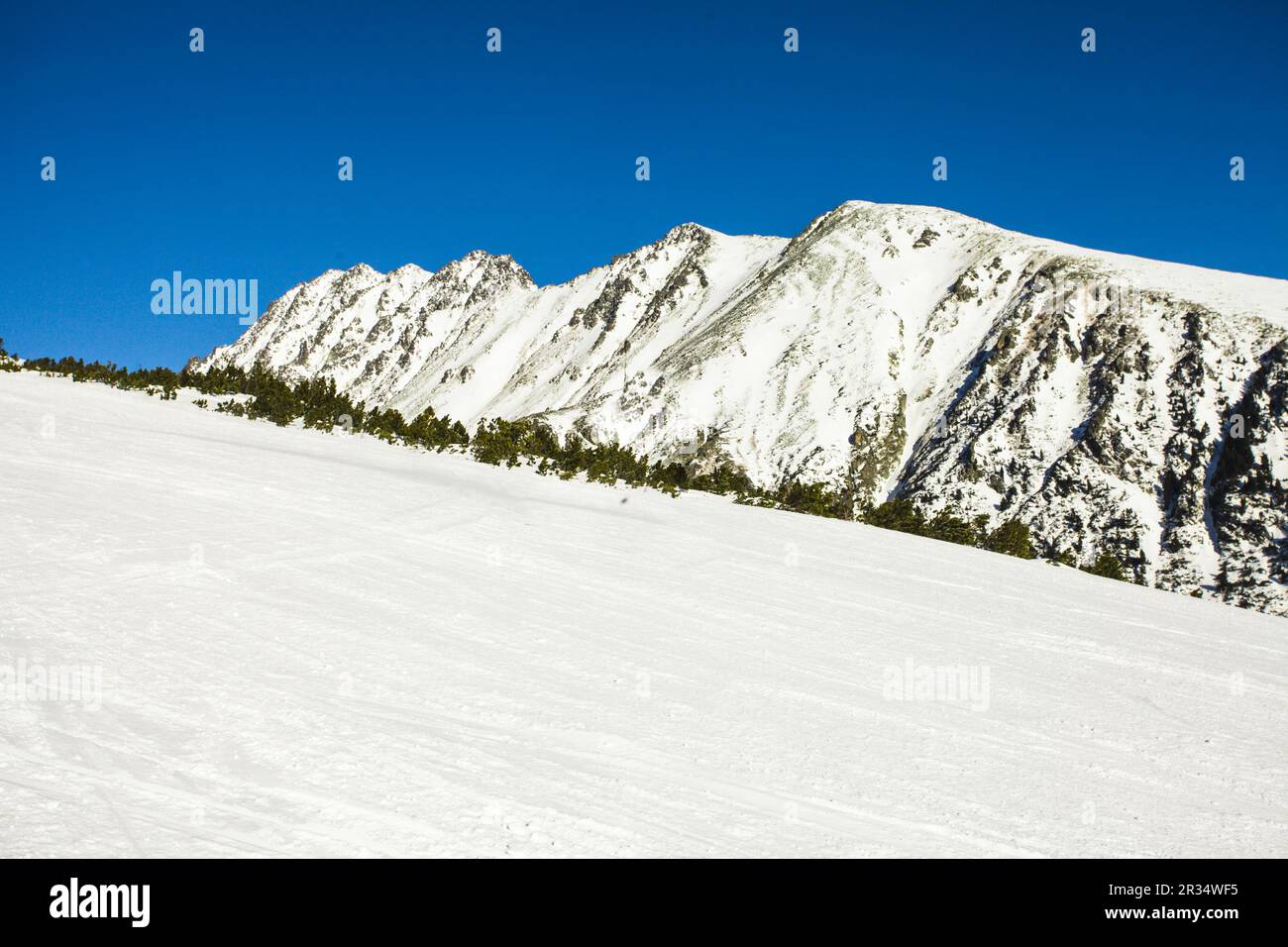 Snowboarding slope hi-res stock photography and images - Alamy