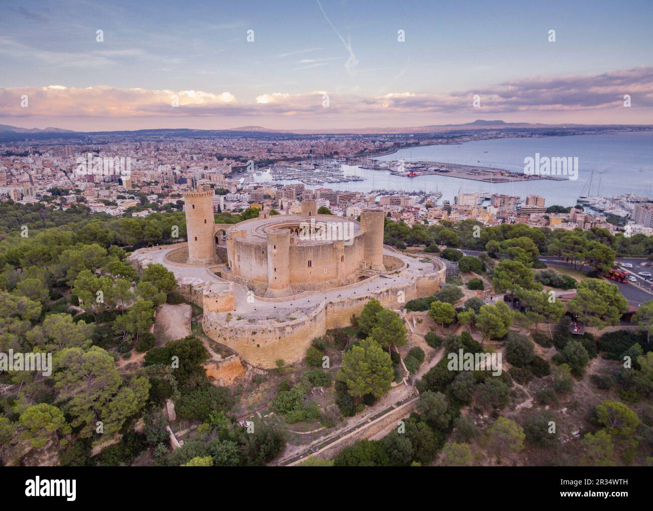 castillo de Bellver, estilo gótico catalán, siglo XIV , Palma, Mallorca ...