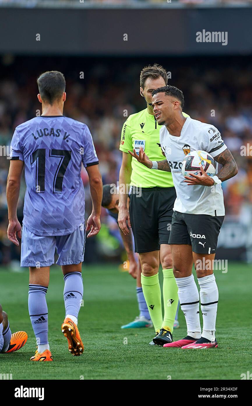 Justin Kluivert of Valencia CF, Lucas Vazquez Iglesias of Real Madrid ...