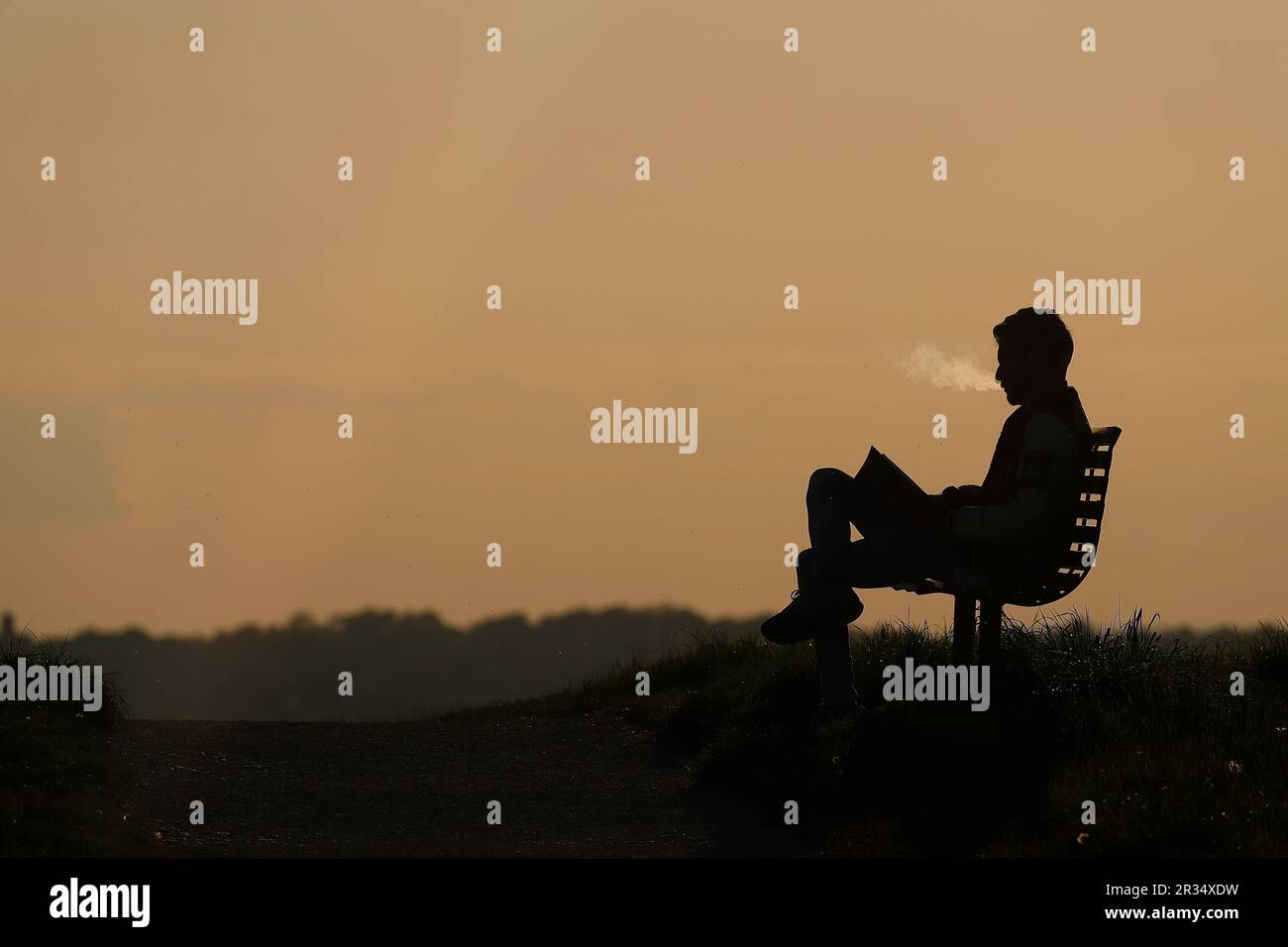 Vaping and reading silhouette hi-res stock photography and images - Alamy