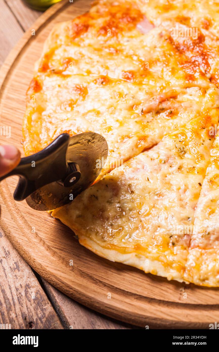 Red pizza cutter hi-res stock photography and images - Alamy