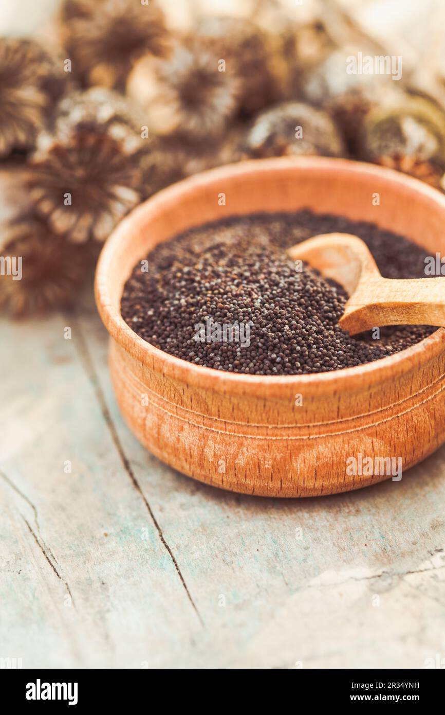 Heap whole poppy seeds hi-res stock photography and images - Alamy