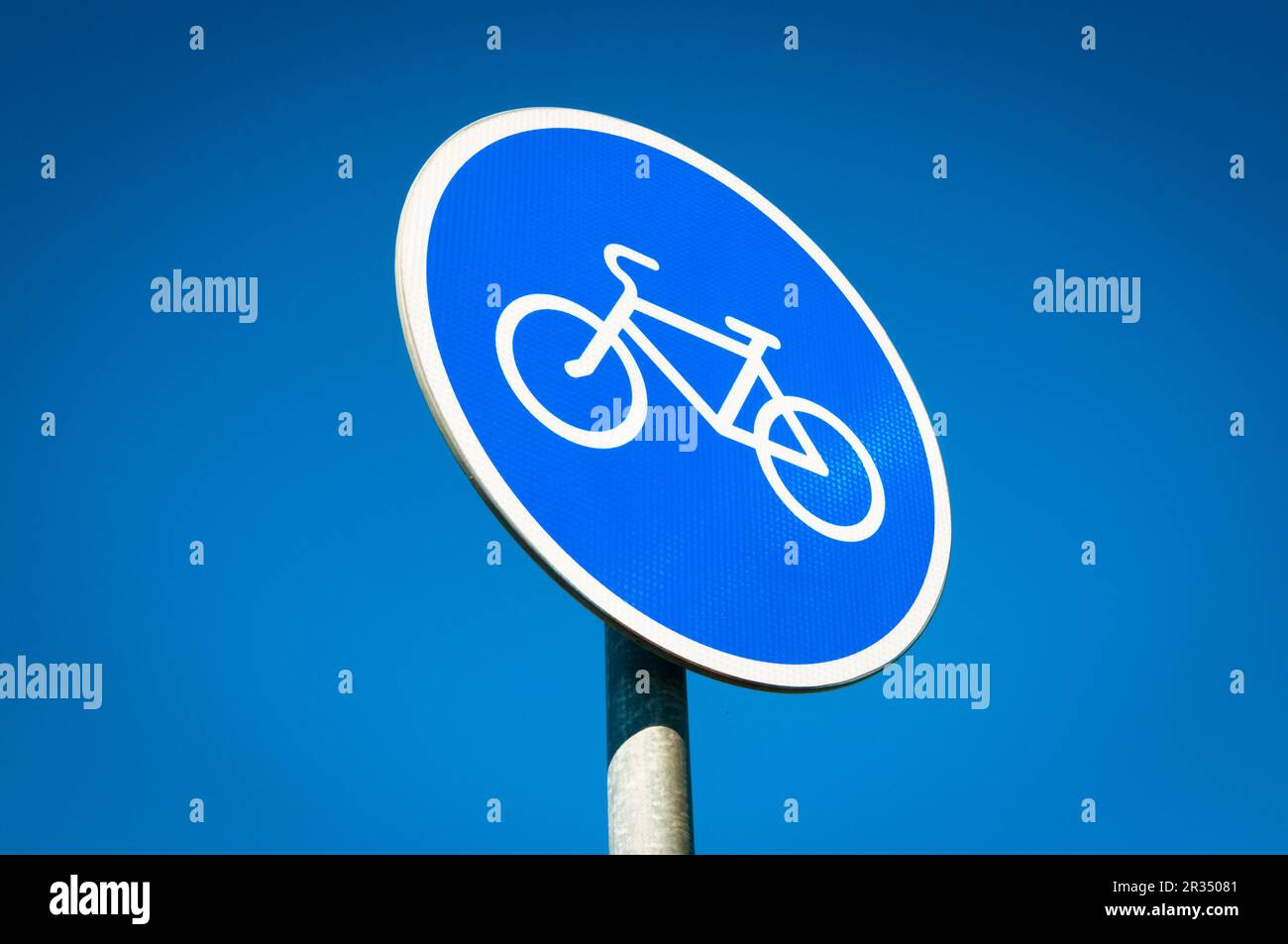 Round white road sign hi-res stock photography and images - Alamy