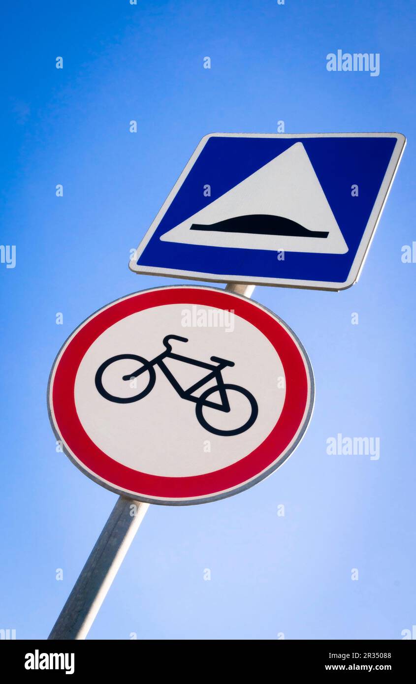 Bicycle lane warning sign hi-res stock photography and images - Alamy