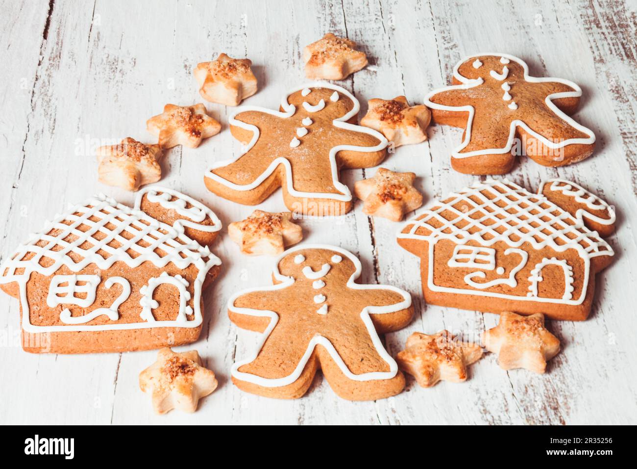 Gingerbread house cookies festive hi-res stock photography and images ...