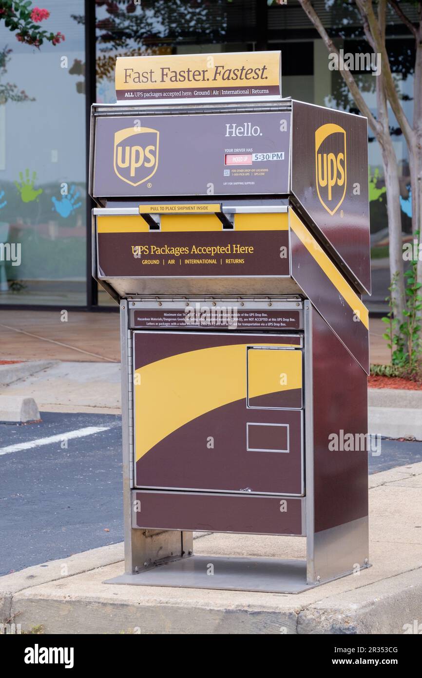 Curbside pickup parcel hi-res stock photography and images - Alamy
