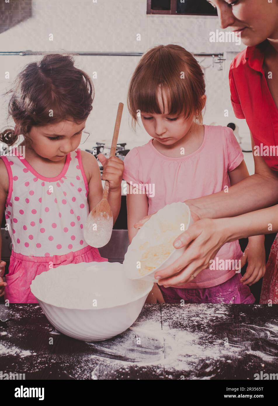Woman daughter cooking baking together hi-res stock photography and ...