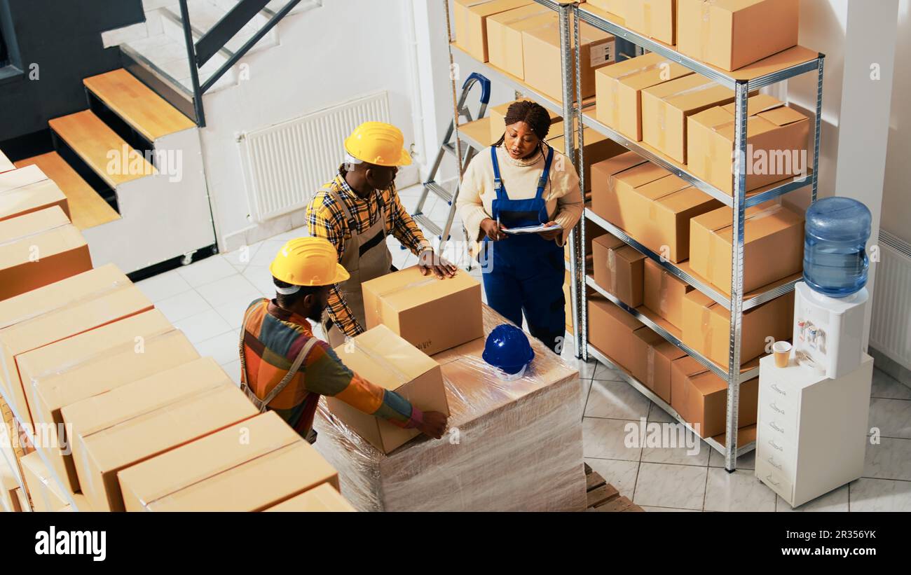 Group of employees packing merchandise in boxes Stock Photo - Alamy