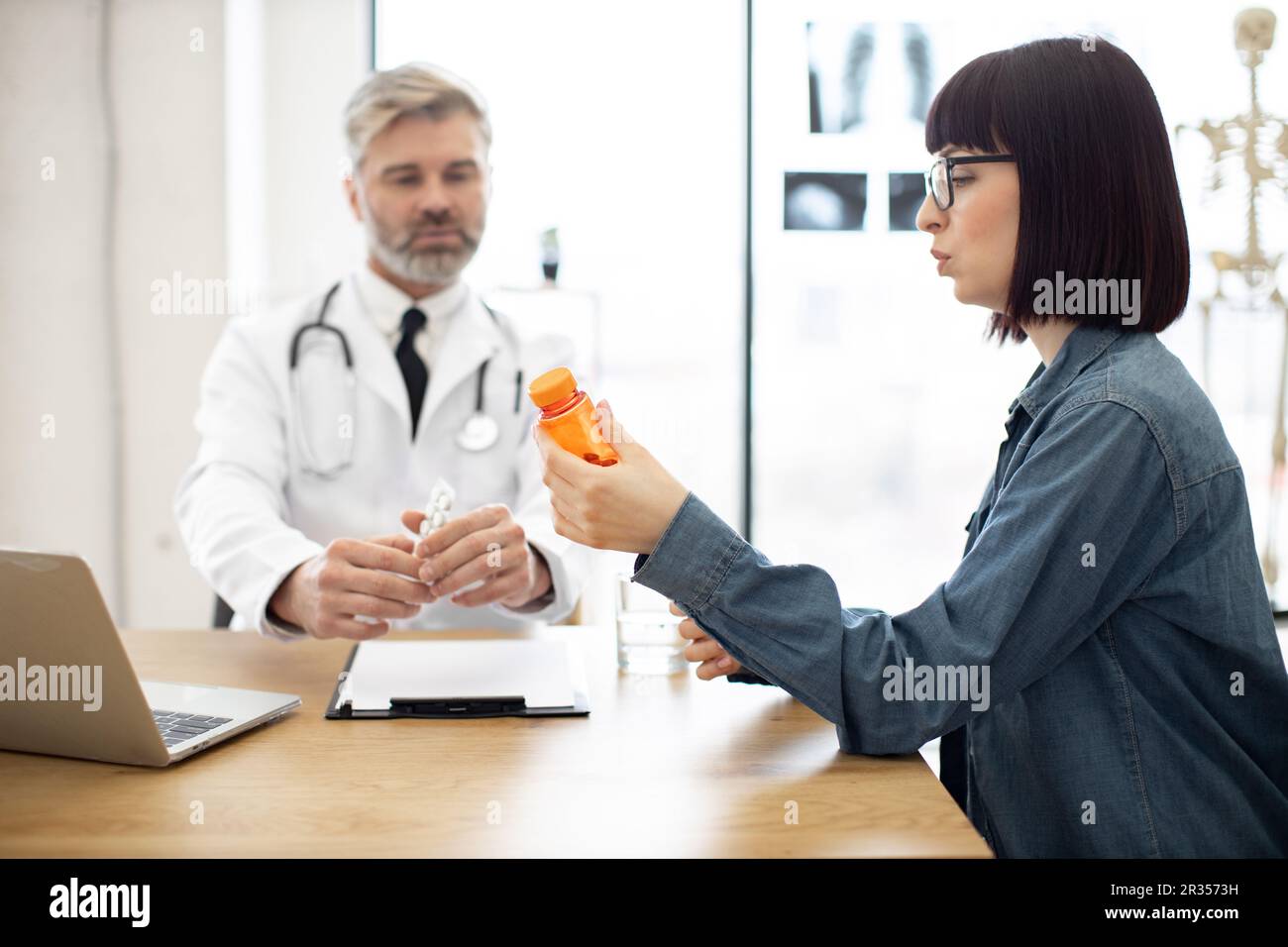 Patient questioning doctor hi-res stock photography and images - Alamy