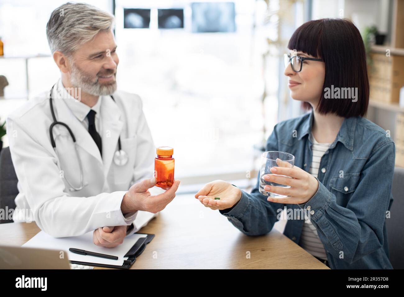 Doctor starting stethoscope hi-res stock photography and images - Alamy