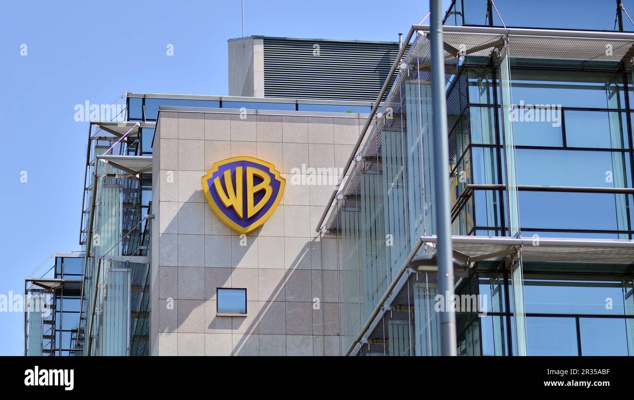 Warner bros logo hi-res stock photography and images - Alamy