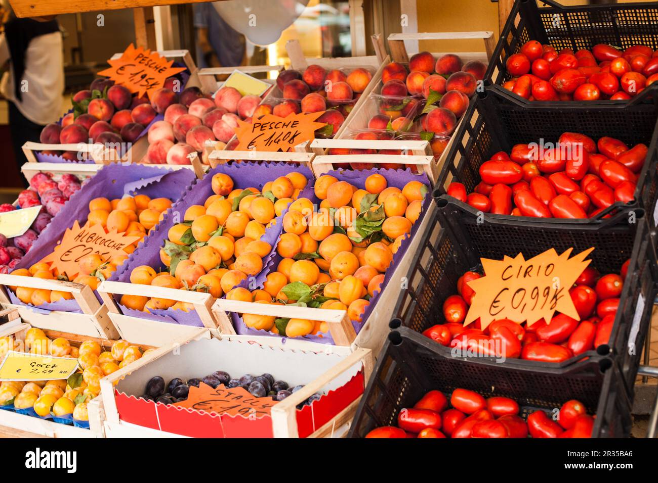 Italian fruit stand hi-res stock photography and images - Alamy