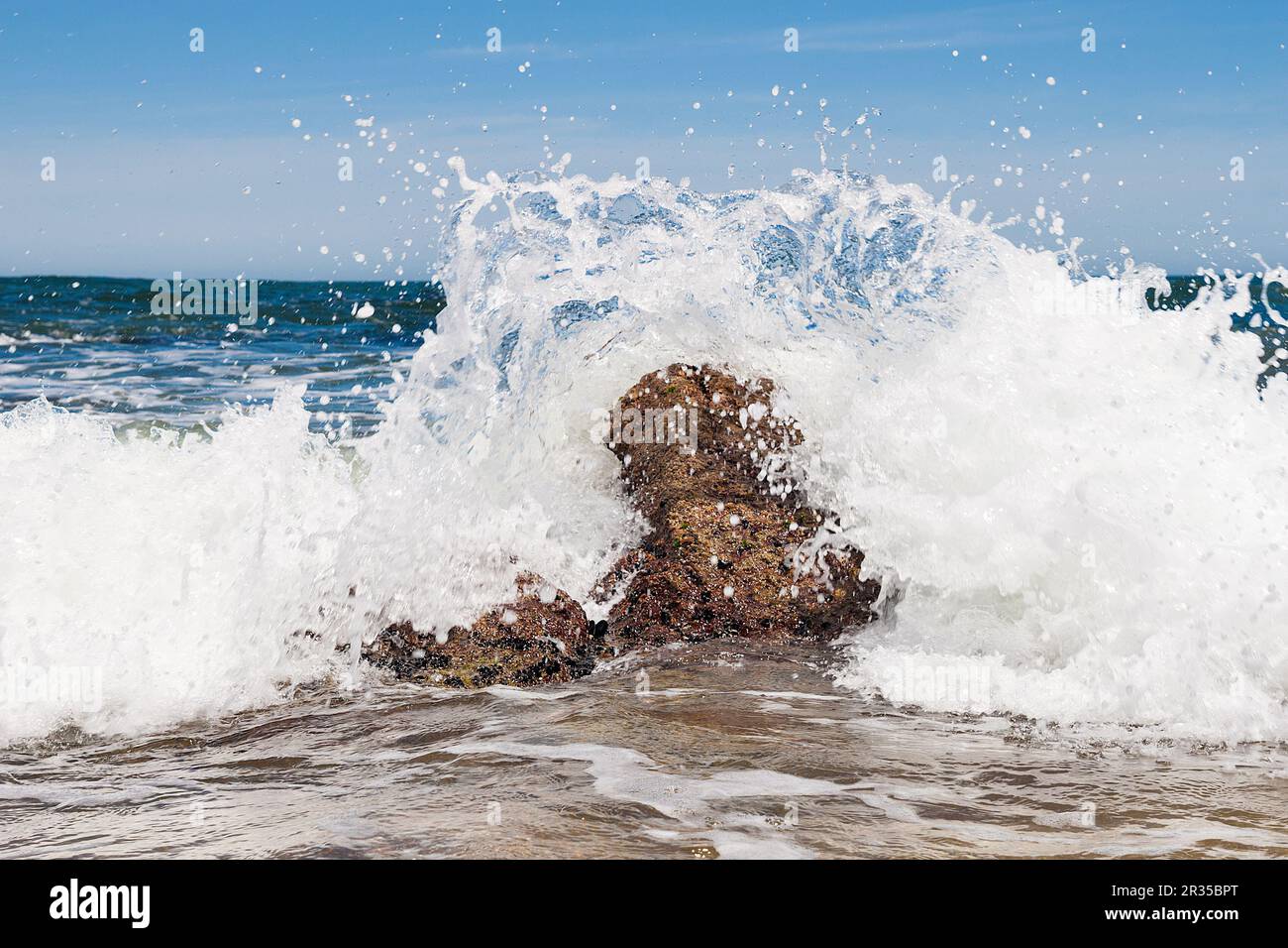 Surf breaking on rock hi-res stock photography and images - Alamy