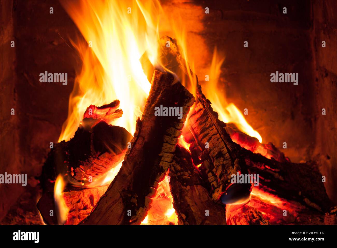 Interior log fire hi-res stock photography and images - Alamy