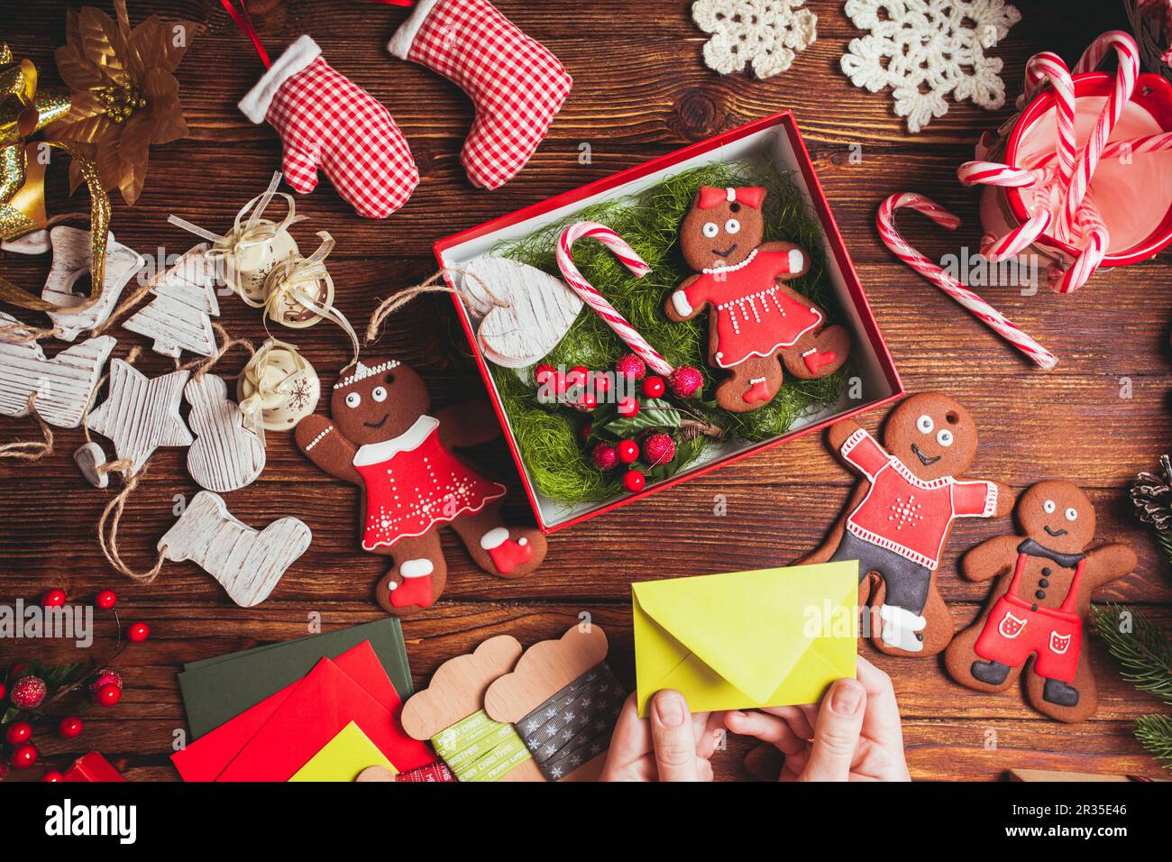 Preparation a Christmas gift box Stock Photo - Alamy