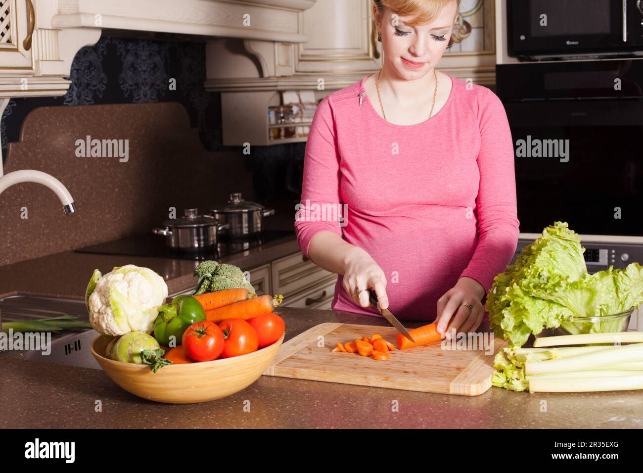 Pregnant cooking hi-res stock photography and images - Alamy