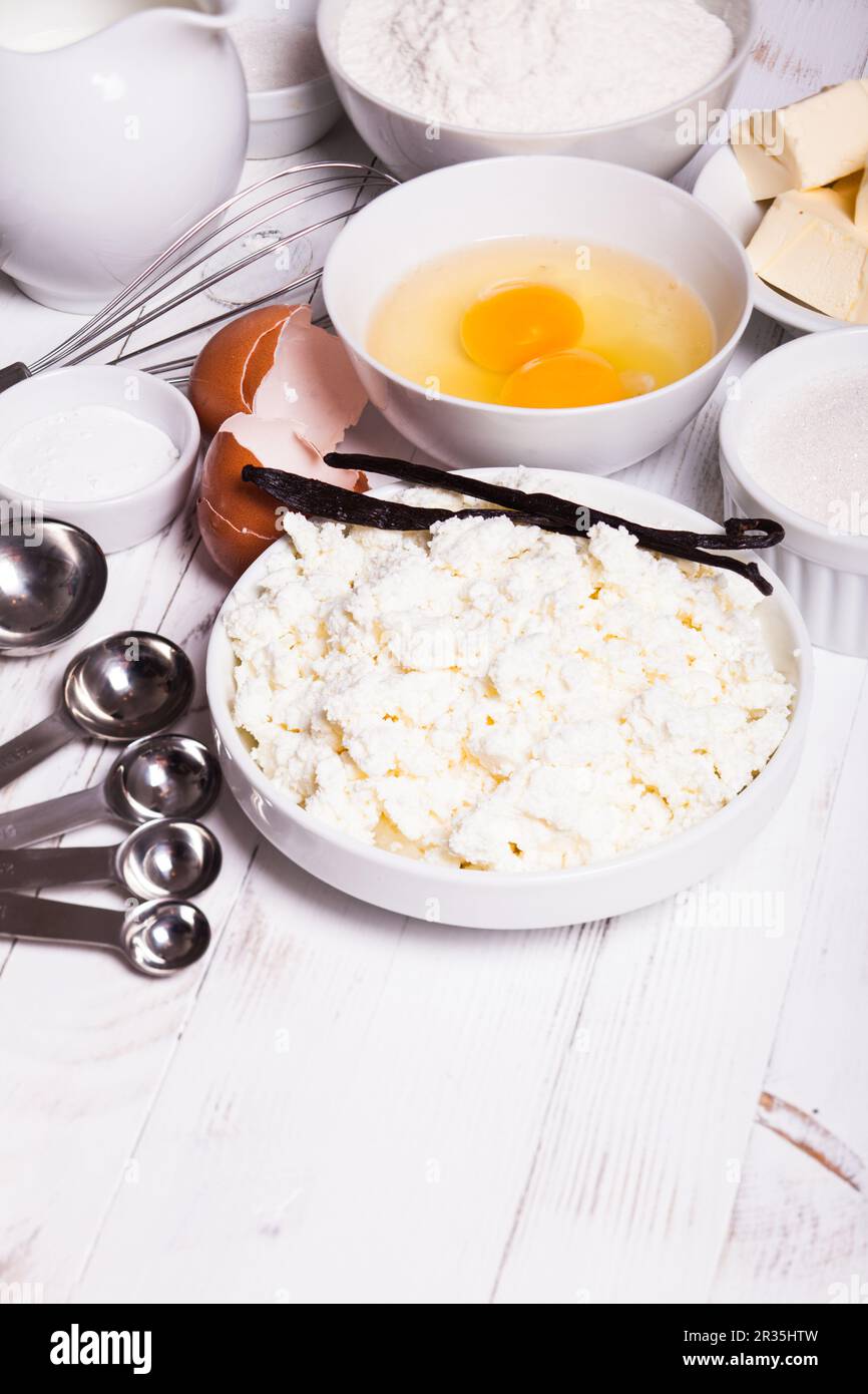 Liquid ingredients for baking hi-res stock photography and images - Alamy