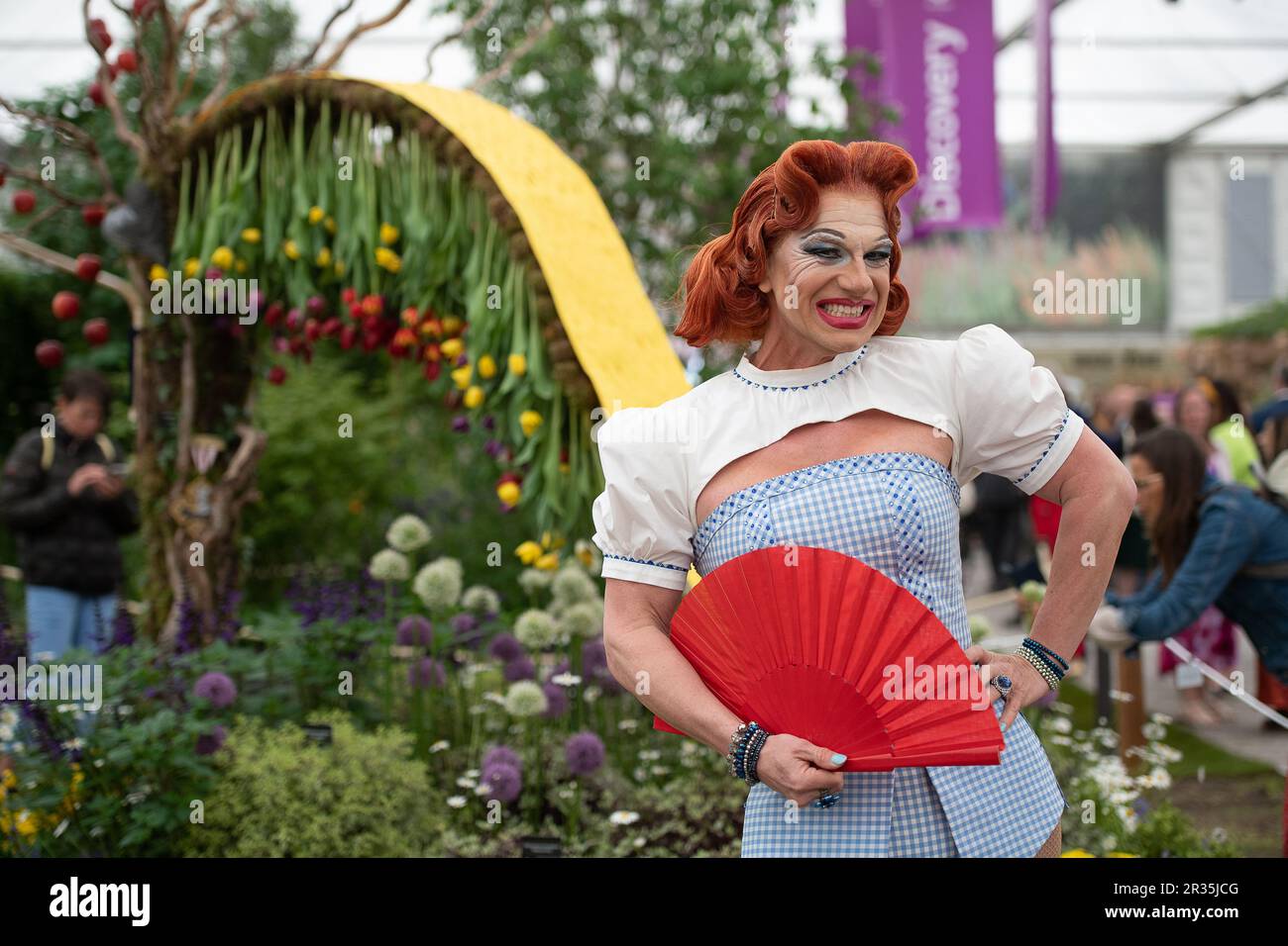 Chelsea, London, UK. 22nd May, 2023. Yellow achillea forms the yellow ...
