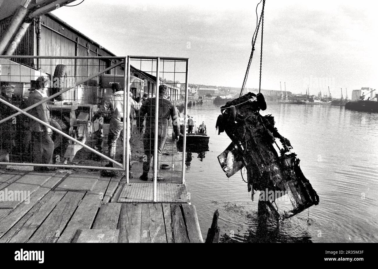 River Tyne Police recovering a car from the river at Newcastle wharfs ...
