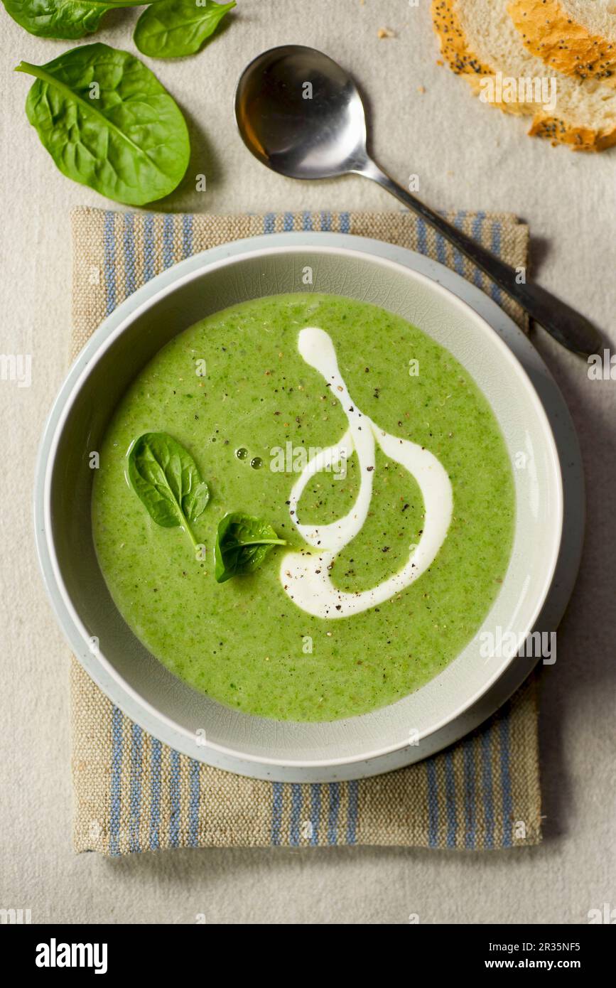 Cream of spinach soup Stock Photo - Alamy