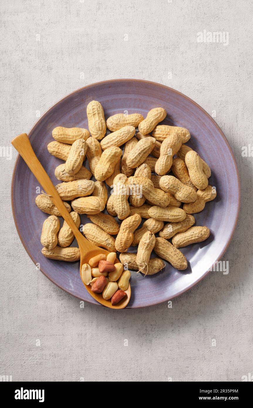 A plate of peanuts Stock Photo - Alamy