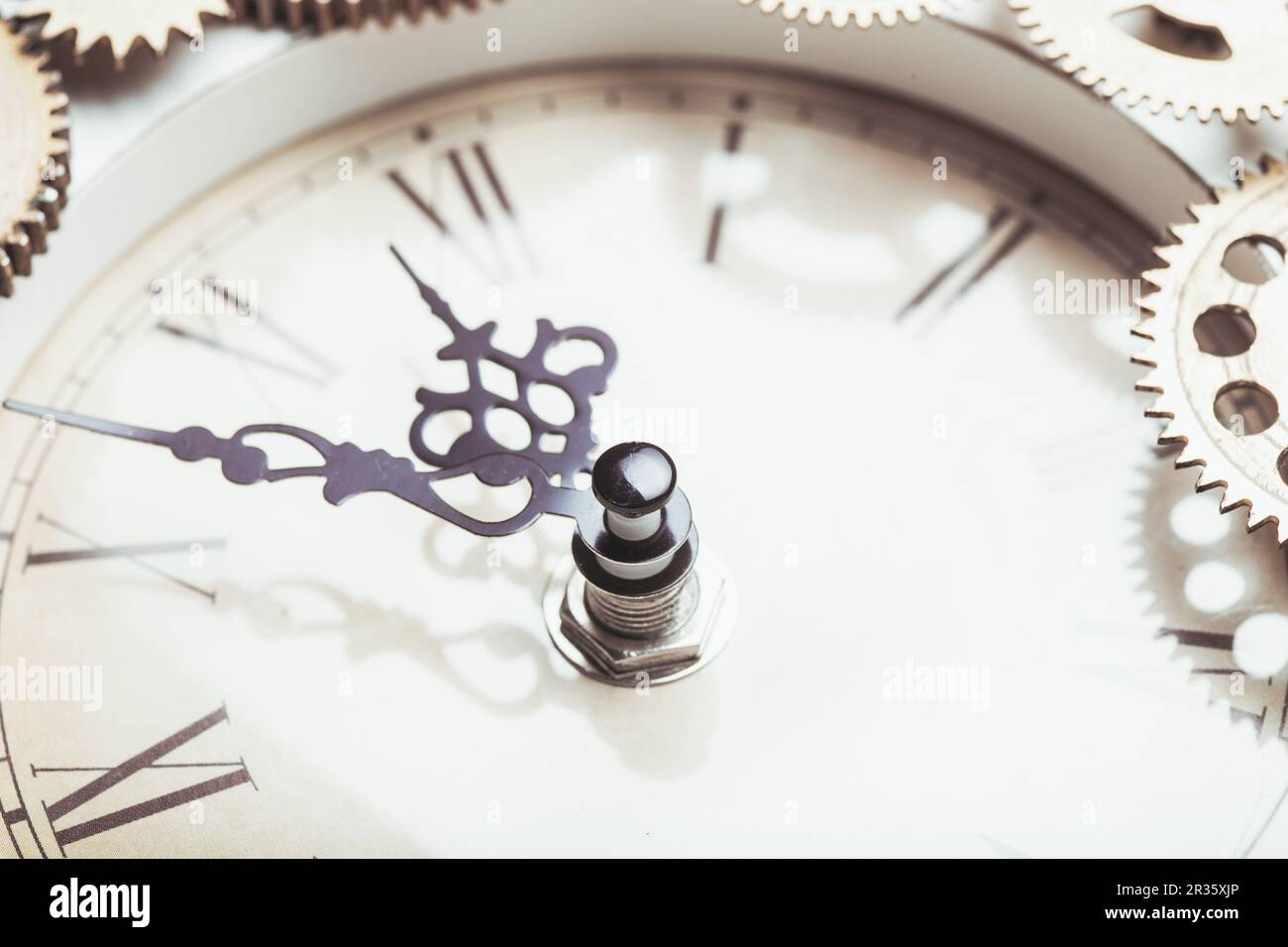 Vintage gold clock hi-res stock photography and images - Alamy