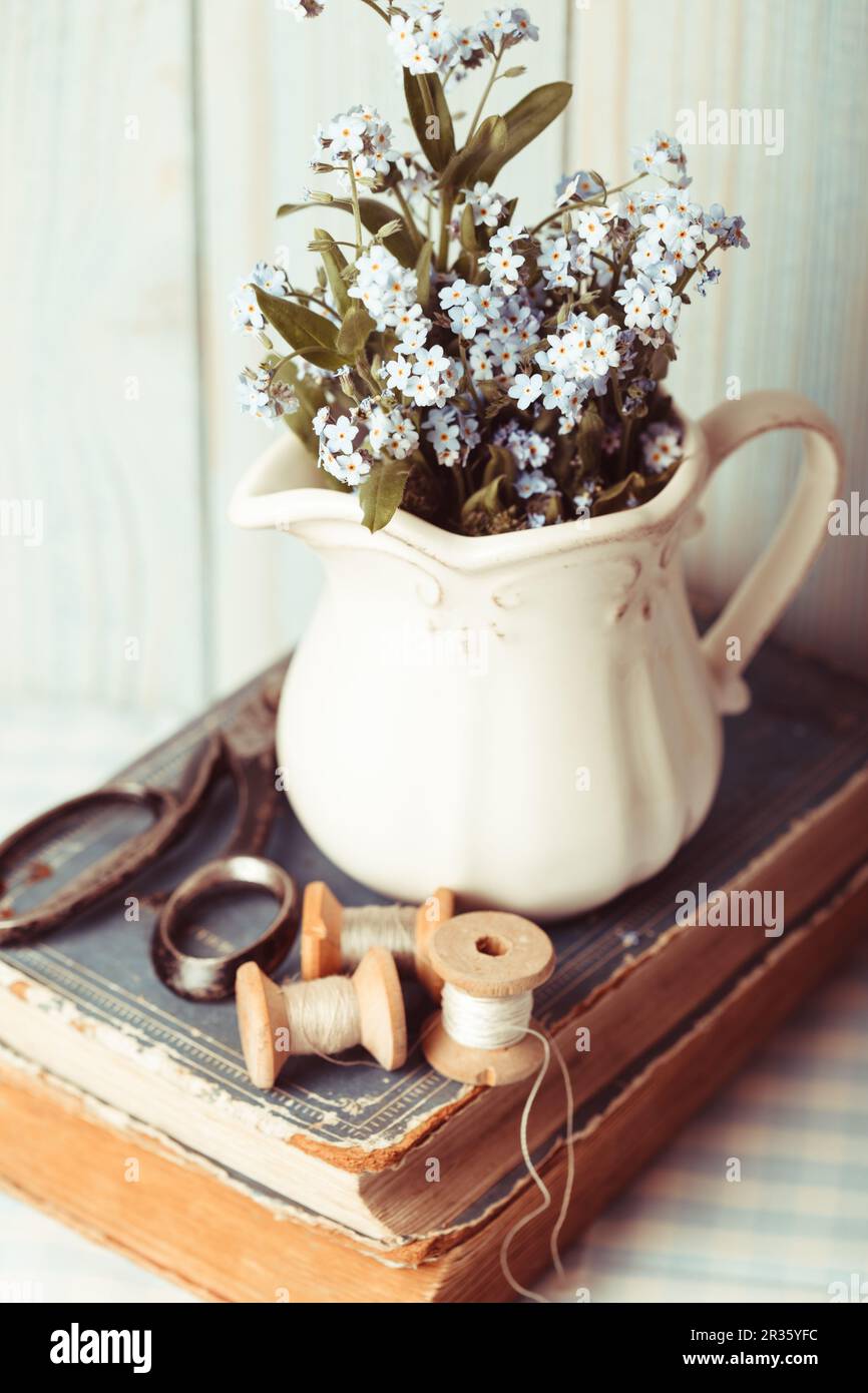 Scissor still life hi-res stock photography and images - Alamy