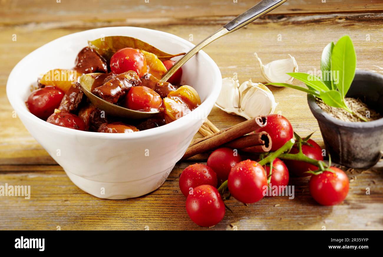 Stifado (Greek beef stew Stock Photo - Alamy