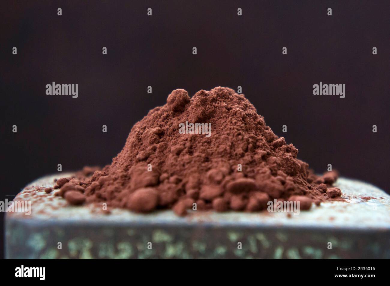 Cocoa powder on an antique cocoa tin Stock Photo - Alamy