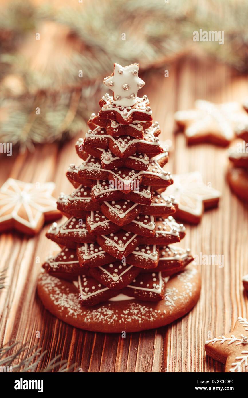 Gingerbread Christmas tree Stock Photo - Alamy