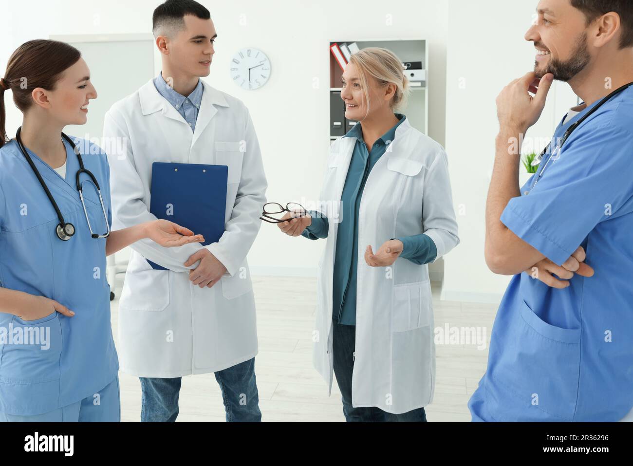 Team smiling doctors having hi-res stock photography and images - Alamy