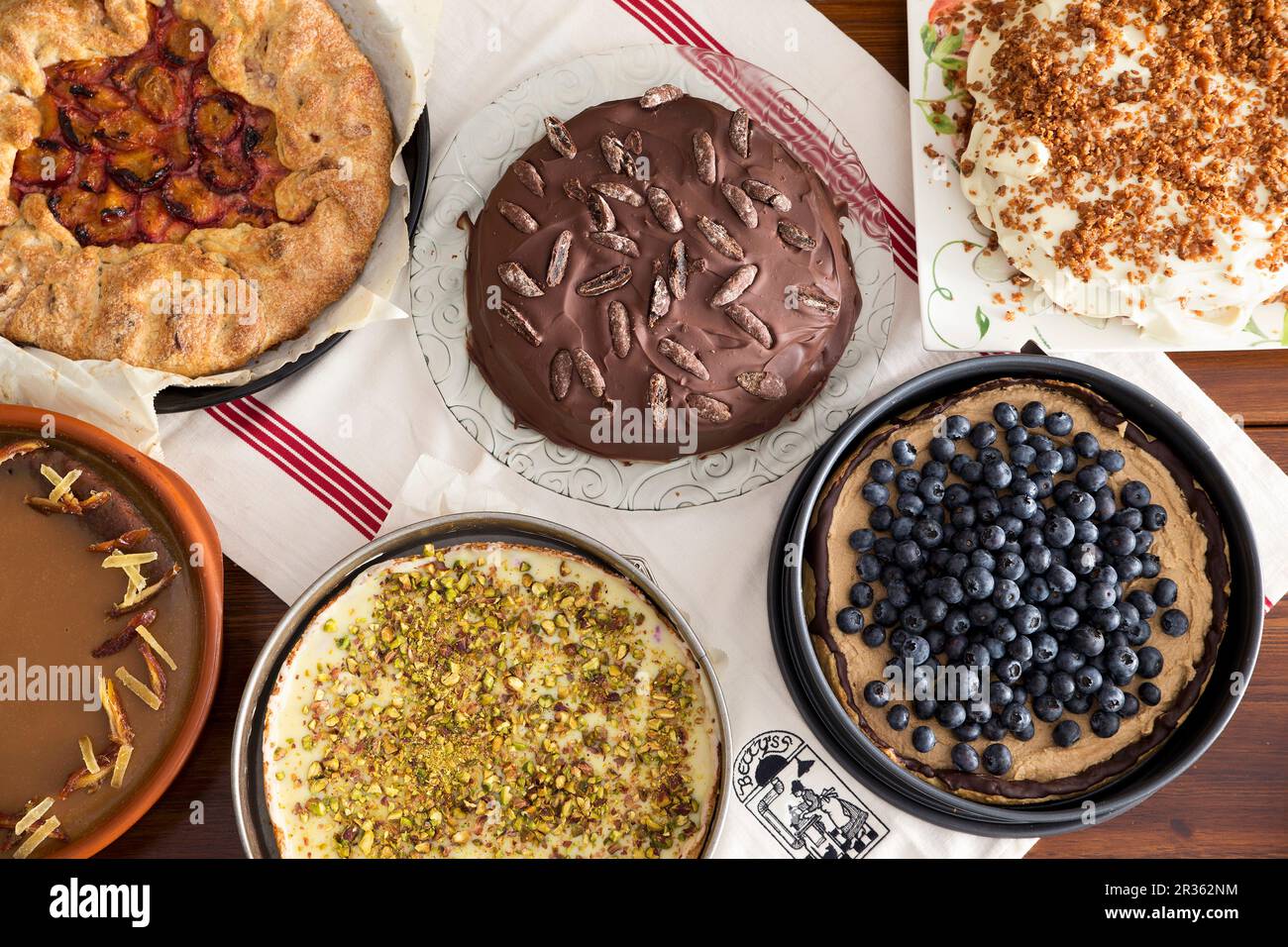 Big cakes from above hi-res stock photography and images - Alamy