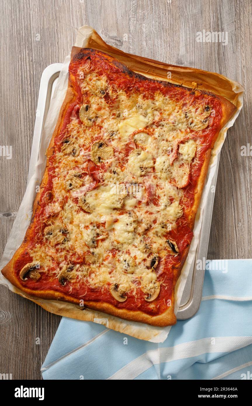 Tray pizza in paper hi-res stock photography and images - Alamy