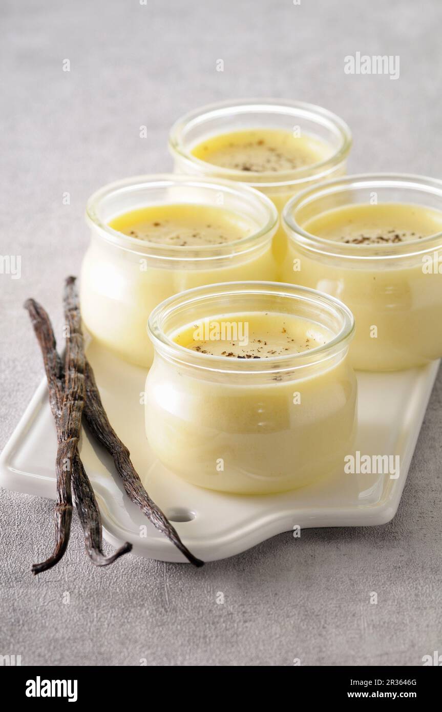 Vanilla cream and vanilla pods on porcelain board Stock Photo - Alamy