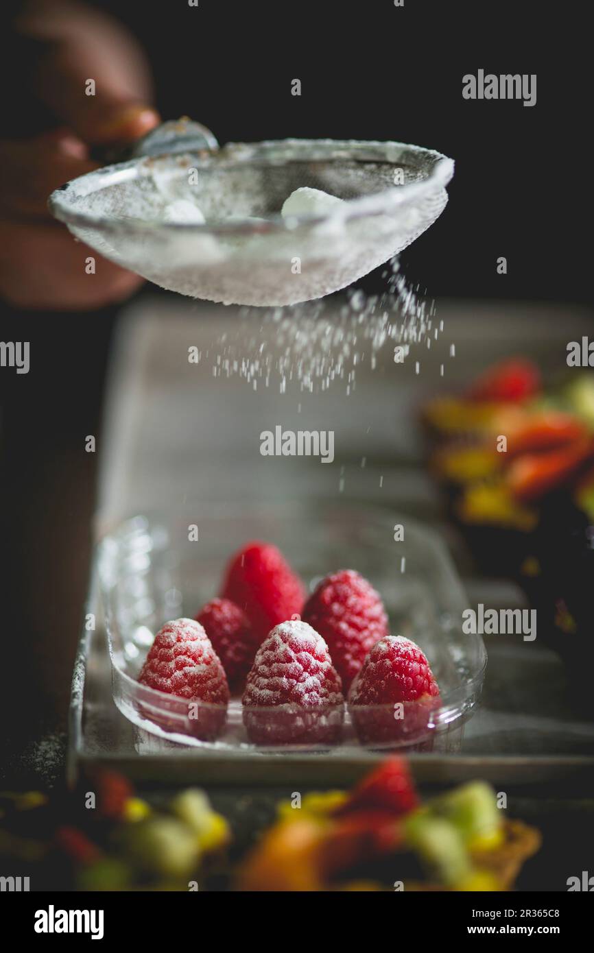 Dusting sugar sieve hi-res stock photography and images - Alamy