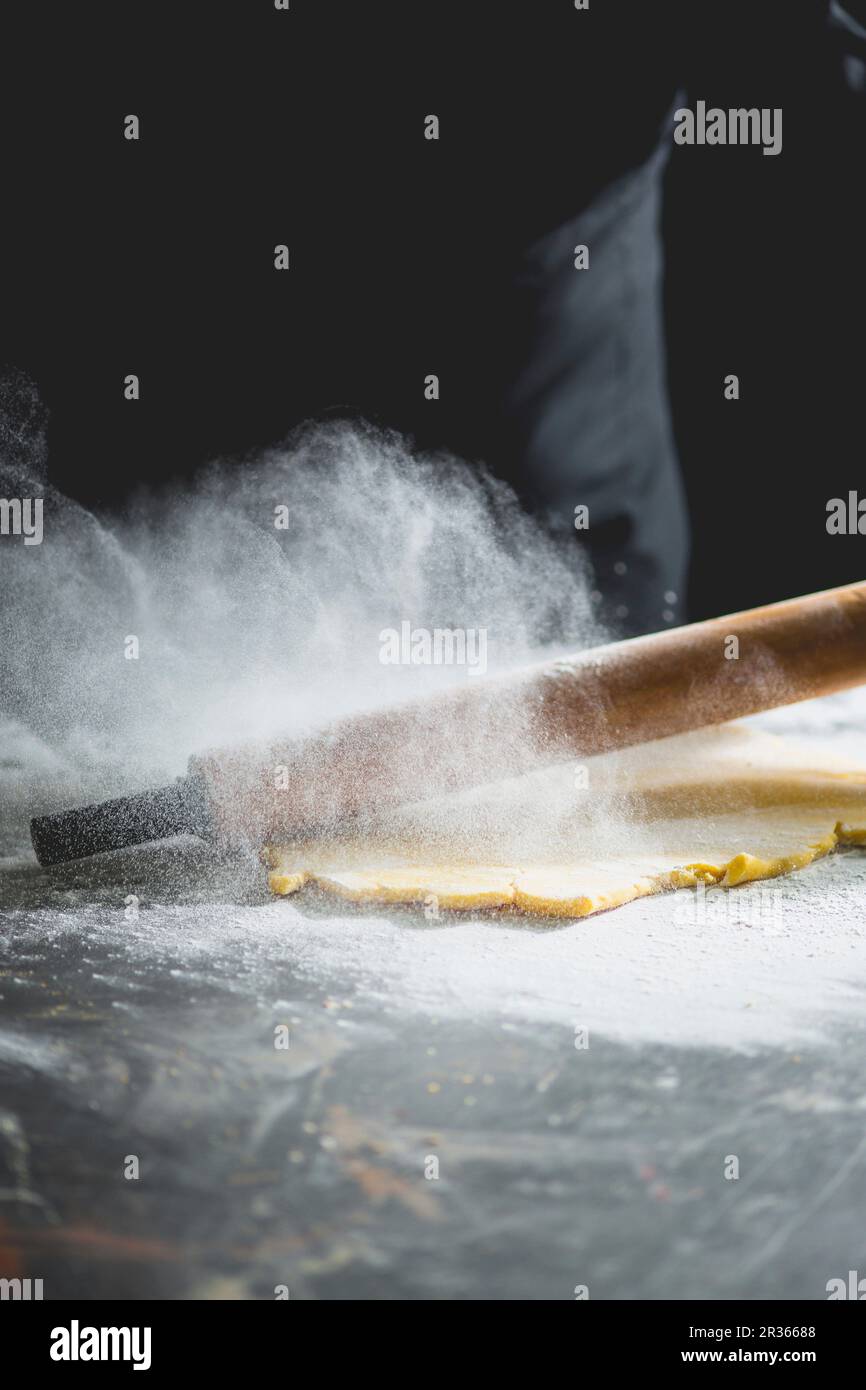 Flour on a work surface with a rolling pin and shortcrust pastry Stock ...