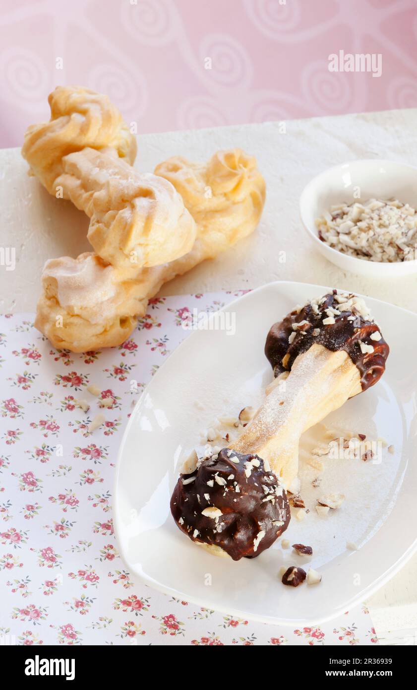 Various eclairs hi-res stock photography and images - Alamy