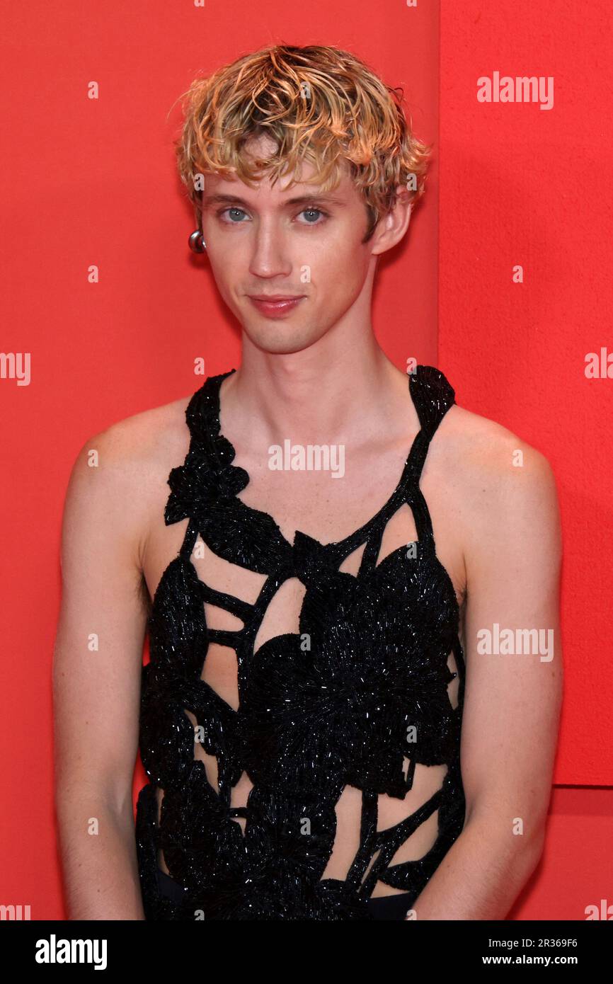Troy Sivan poses for photographers upon arrival at 'The Idol' after ...