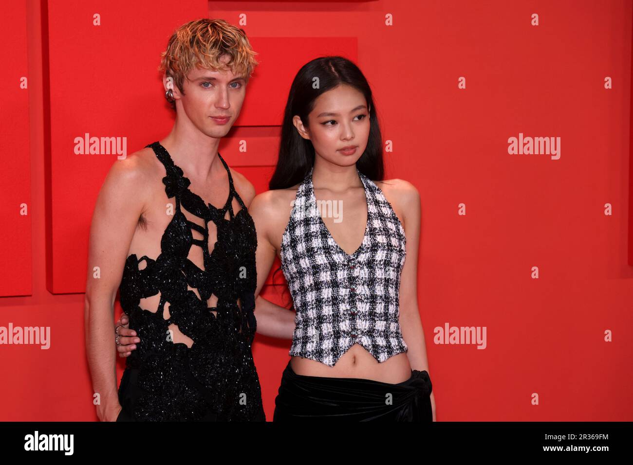 Troy Sivan, left, and Jennie Ruby Jane pose for photographers upon ...