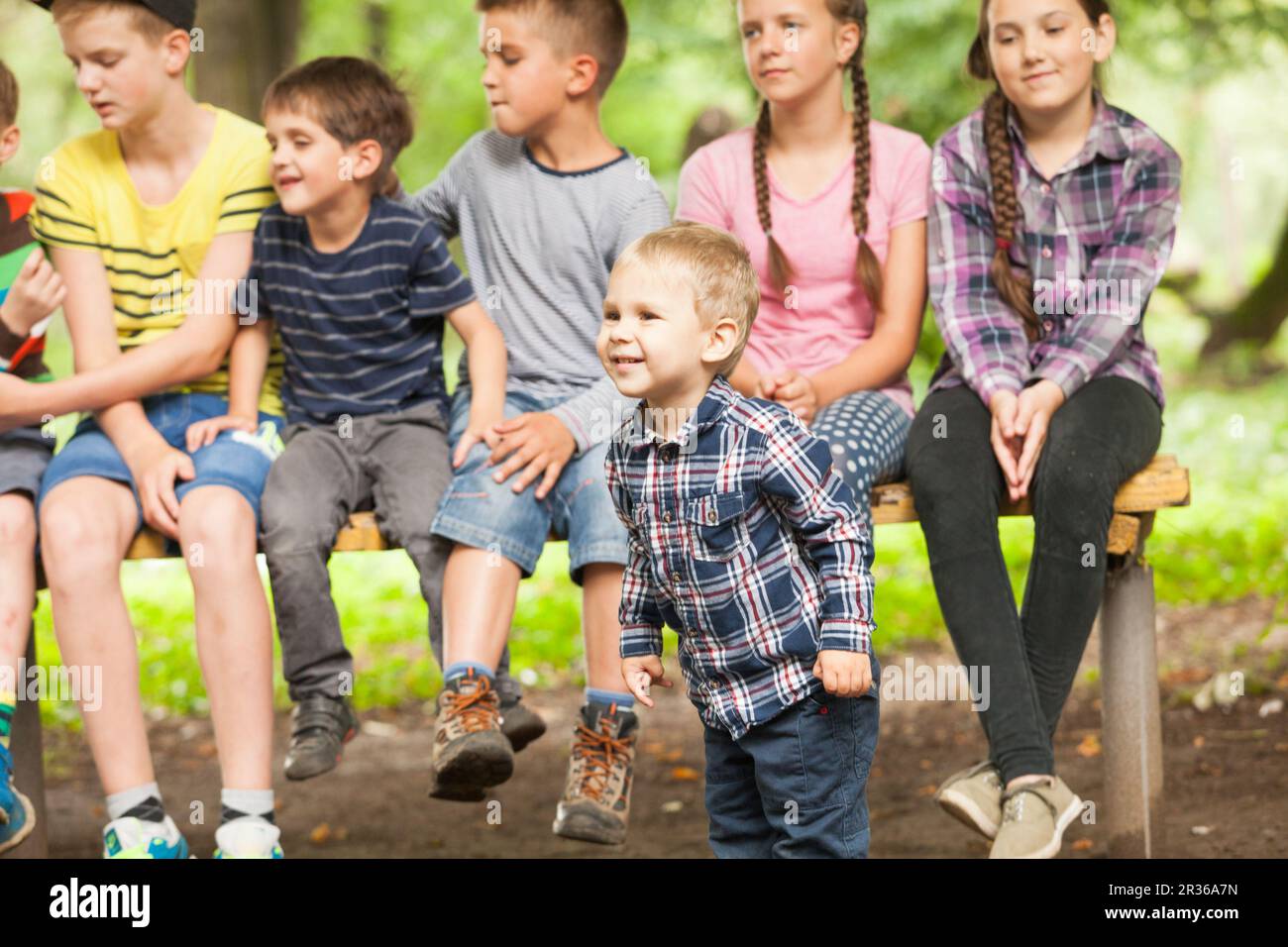 Group outdoors people children hi-res stock photography and images - Alamy