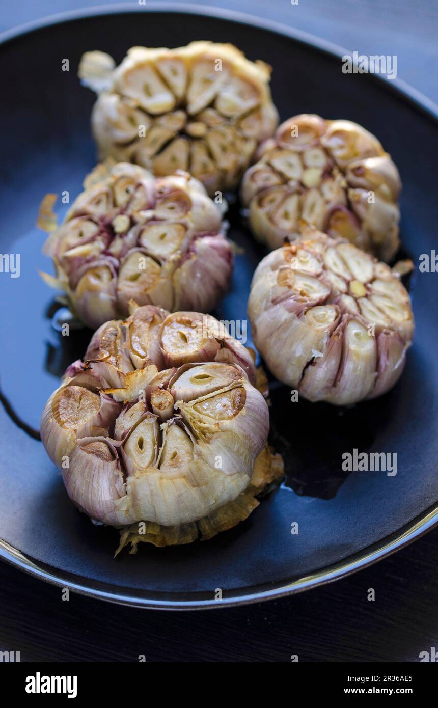 Cut and roasted garlic bulb hi-res stock photography and images - Alamy