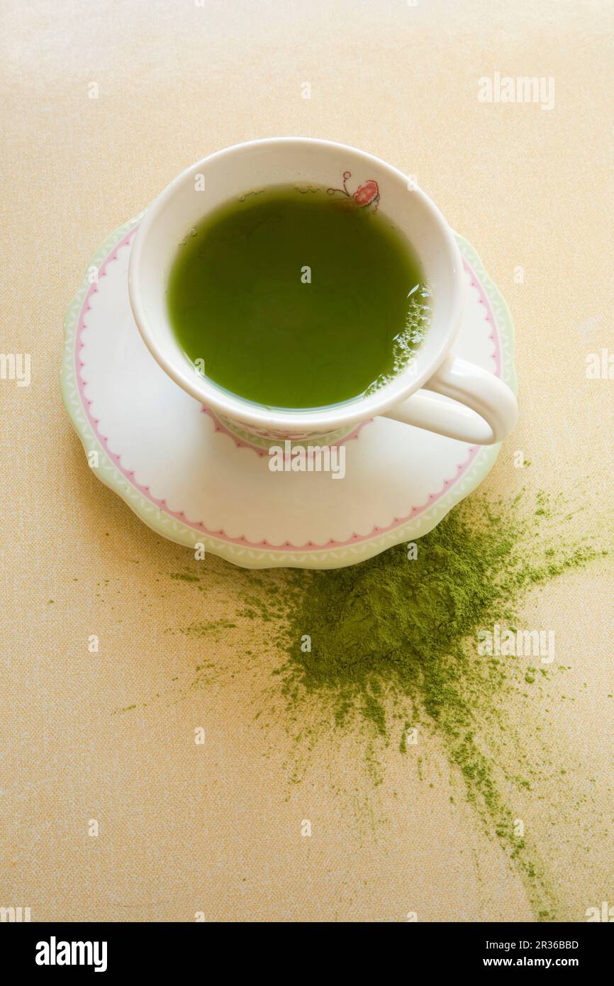 Matcha tea in a cup and as powder Stock Photo - Alamy