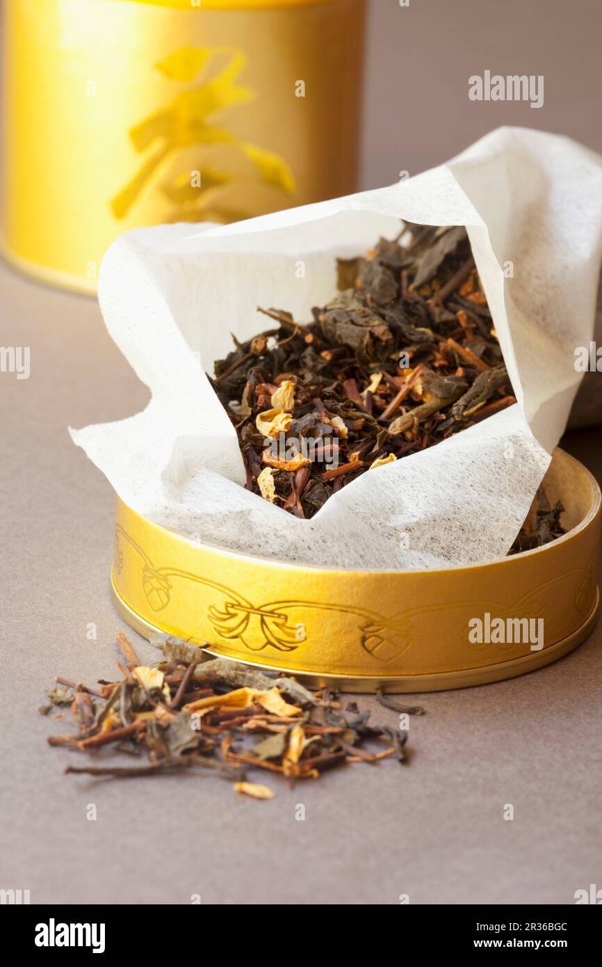 Green tea in a tea caddy Stock Photo - Alamy