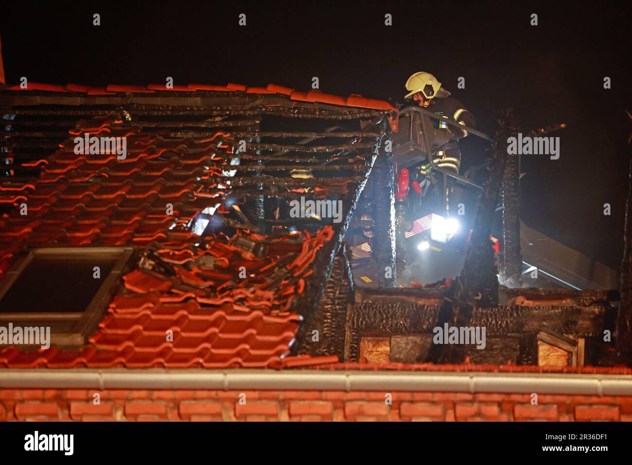 Quedlinburg, Germany. 22nd May, 2023. Firefighters extinguish the roof ...