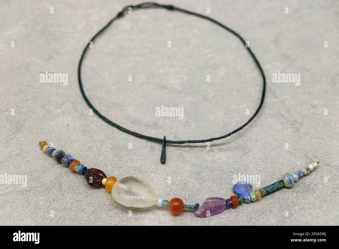 collar de bronce y gargantilla de piedras semipreciosas, 1-500 d.C ...