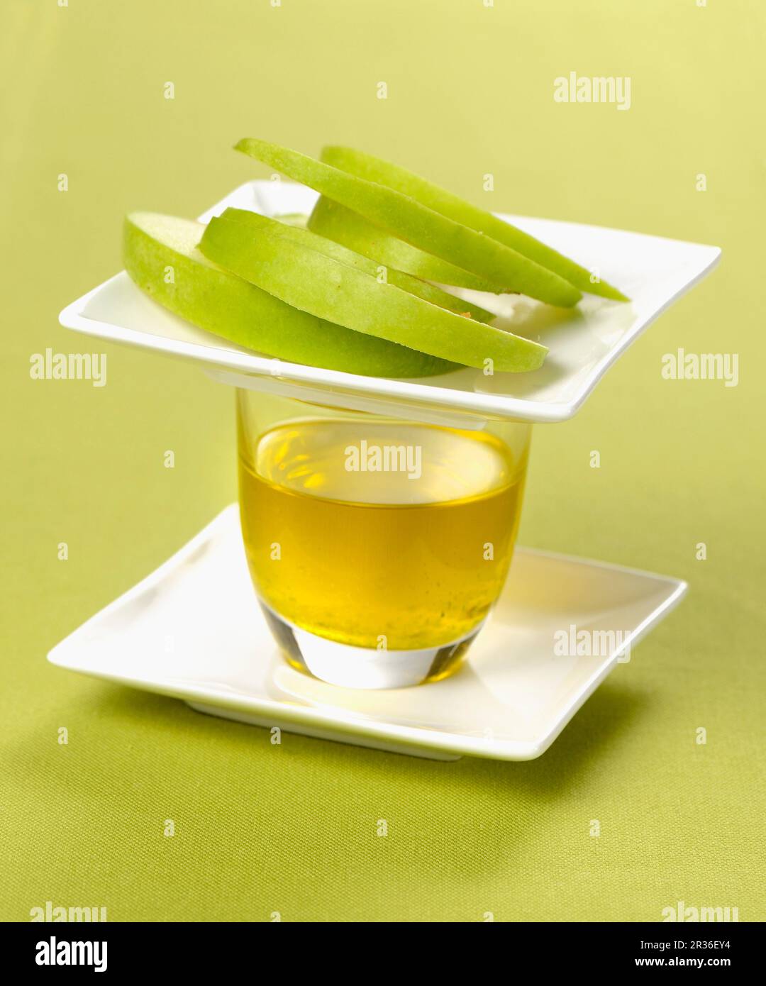 A glass of olive oil and sliced green apple Stock Photo - Alamy