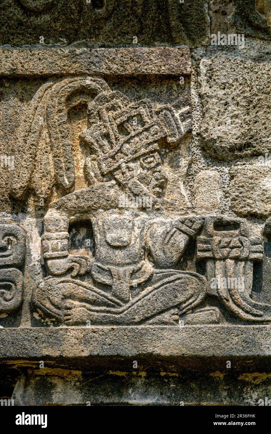 Bajorrelieves en la piramide de la serpiente enplumada(piramide de ...