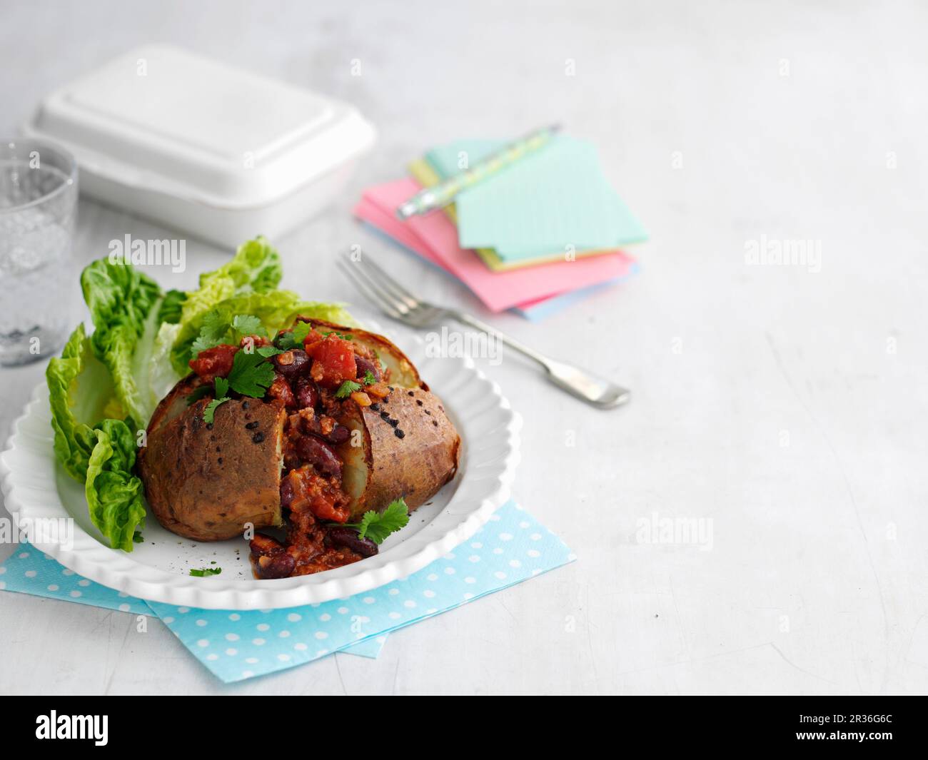 A jacket potato with chilli Stock Photo - Alamy