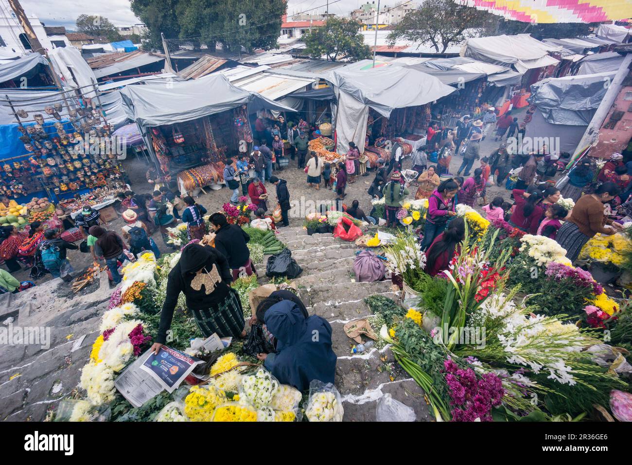 mercado del centro historico, y antiguas gradas del templo maya, Chichicastenango ,municipio del ...