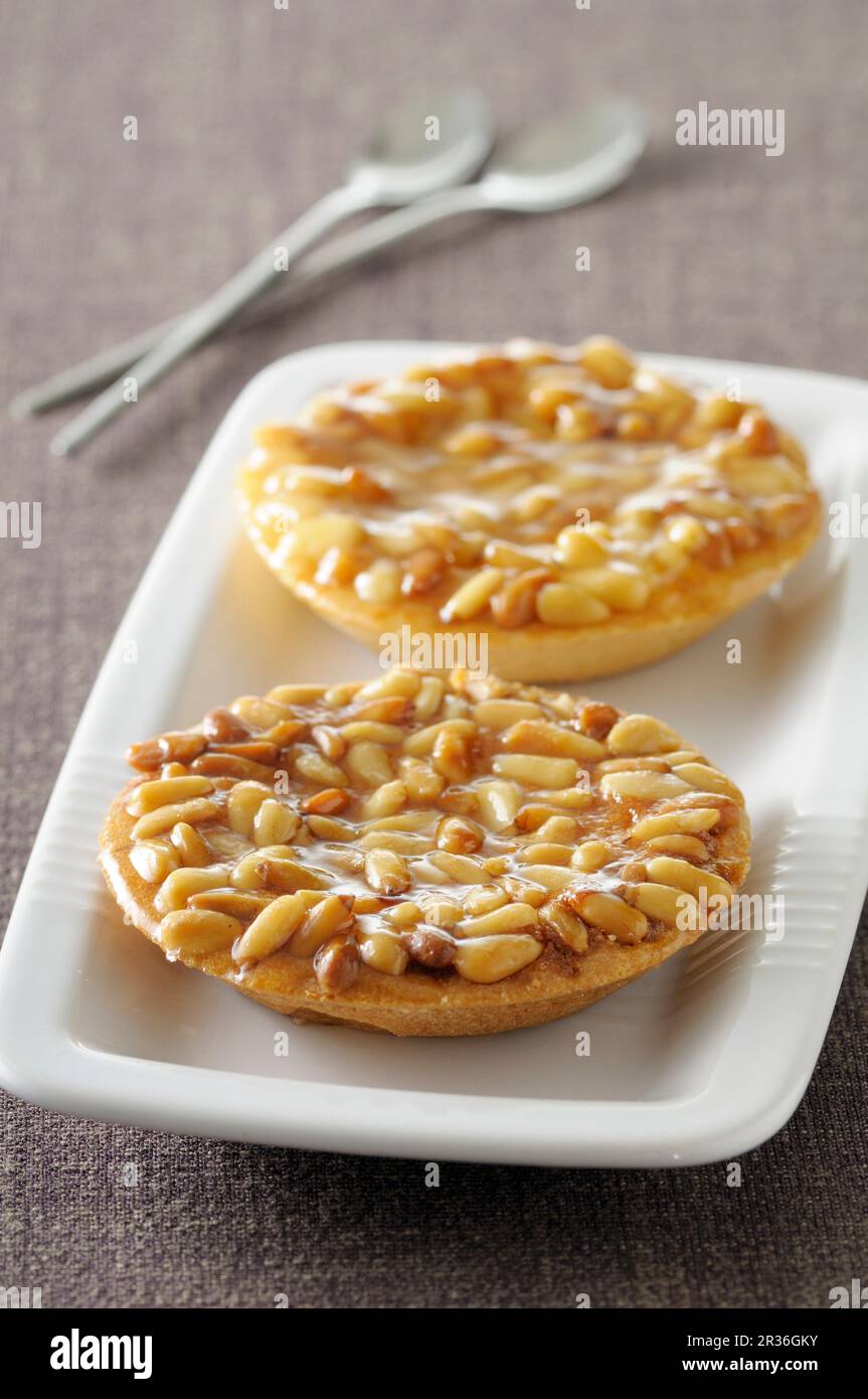 Nut tartlets hi-res stock photography and images - Alamy